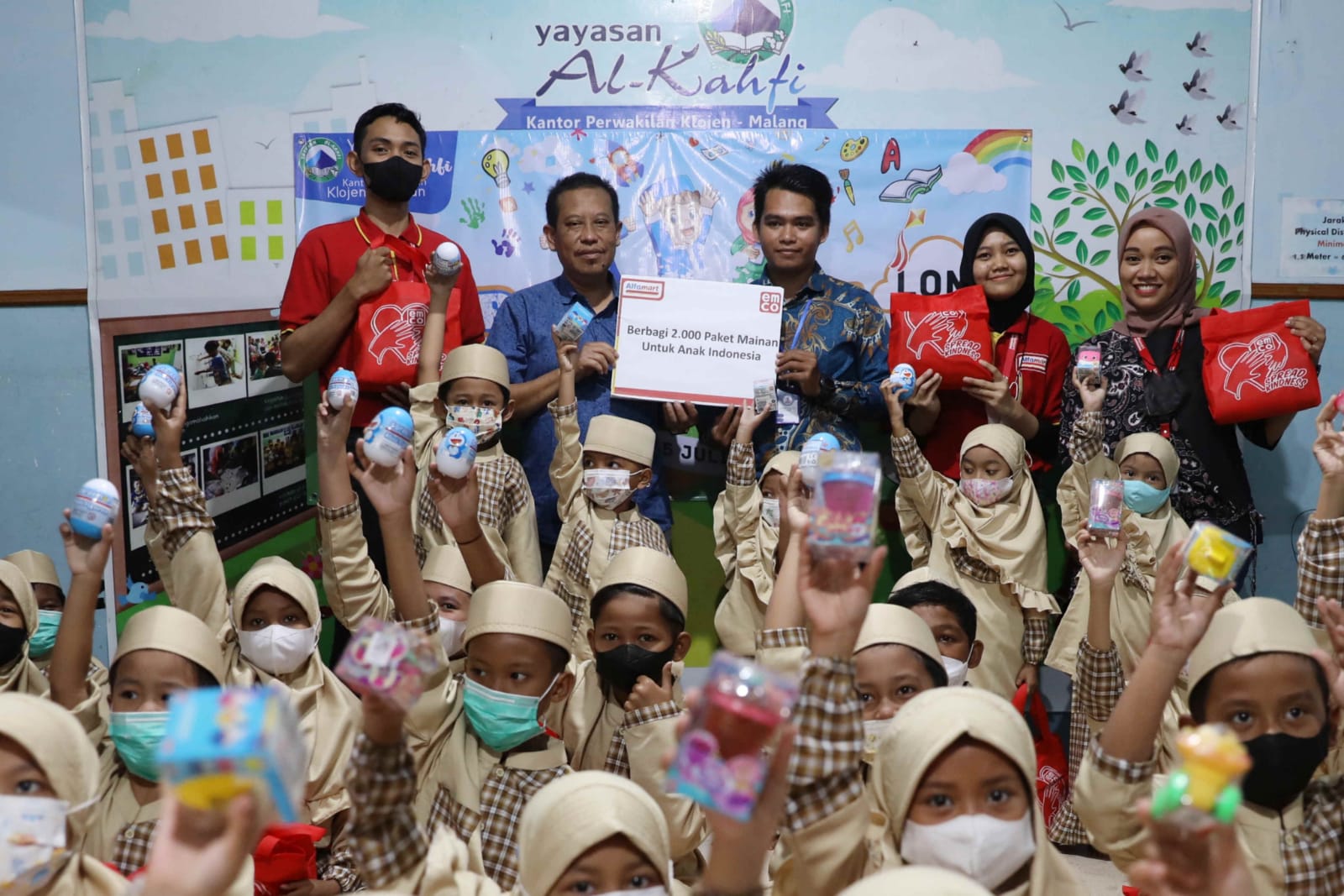 2.000 Paket Mainan Untuk Anak Indonesia Yang di Bagikan Alfamart dan EMCO